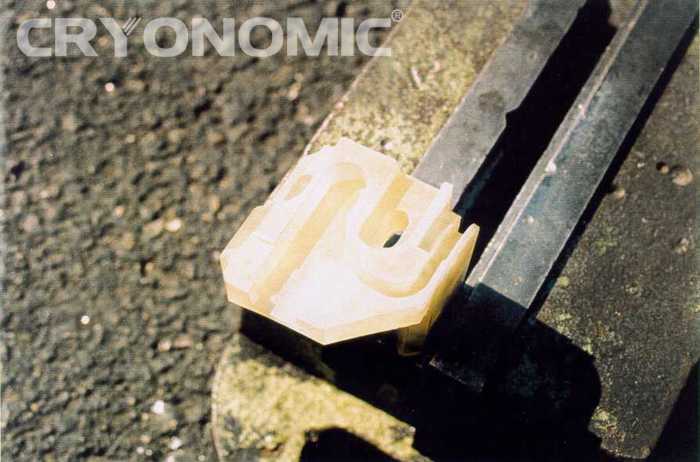 Deburring plastic parts