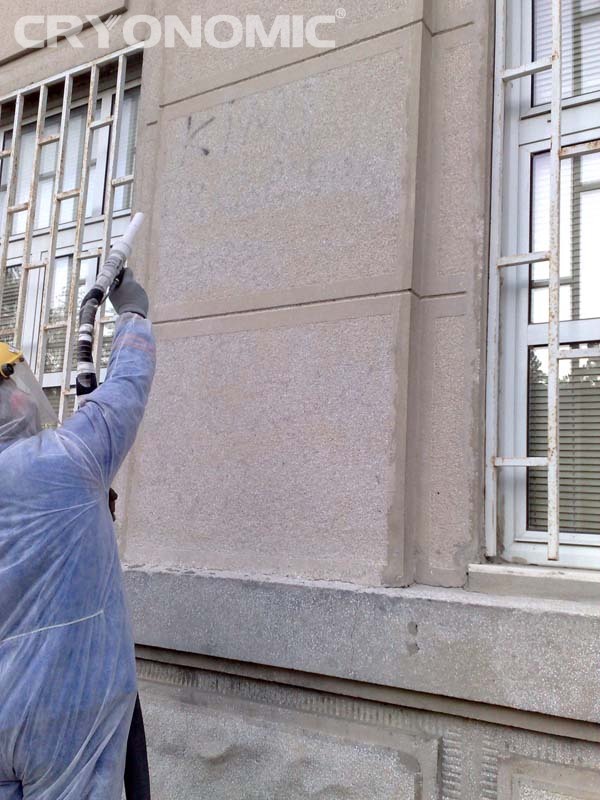 Dry ice grit blasting on constructions