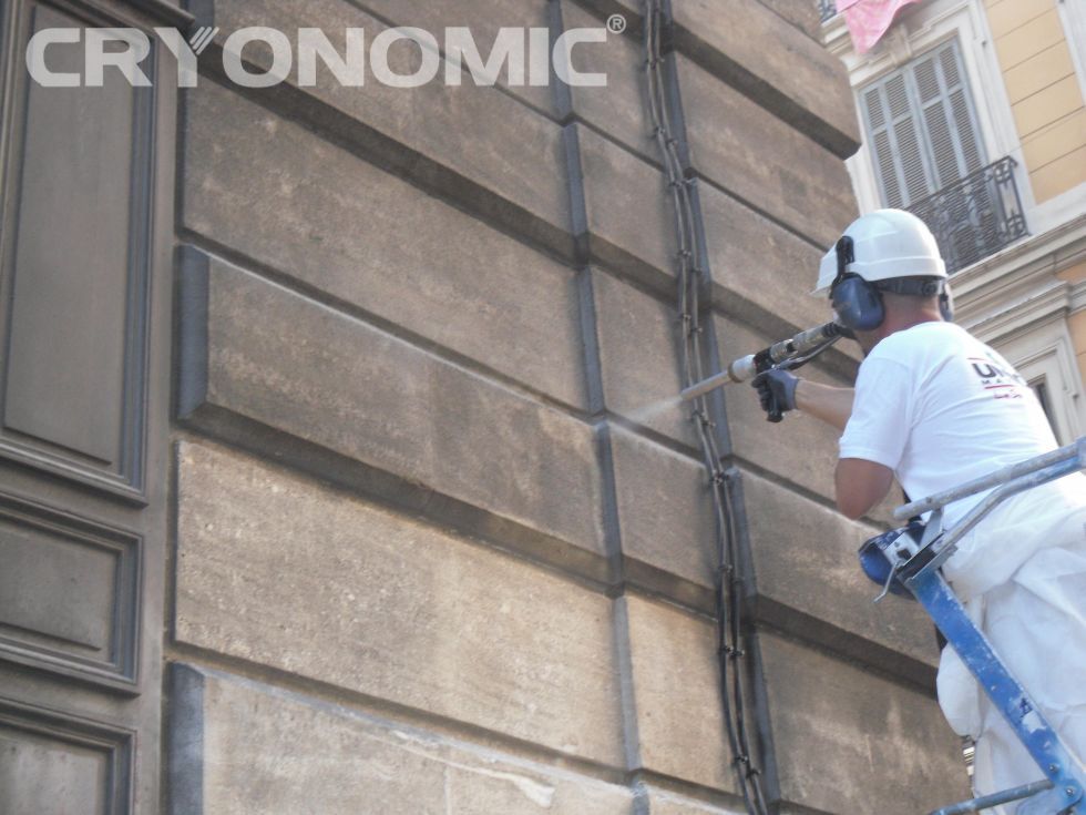 Dry ice grit blasting on constructions