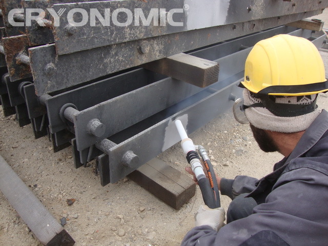 Dry ice grit blasting on constructions