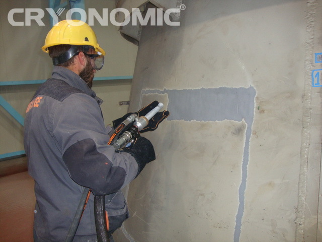 Dry ice grit blasting on constructions