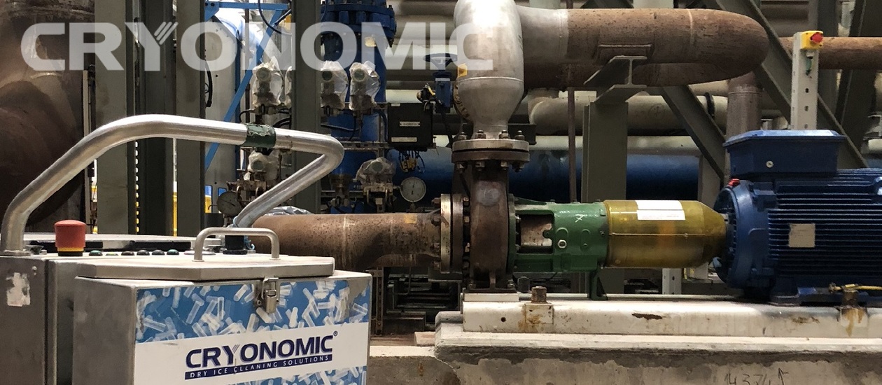 Reinigen met droogijs en abrasief in chemie industrie